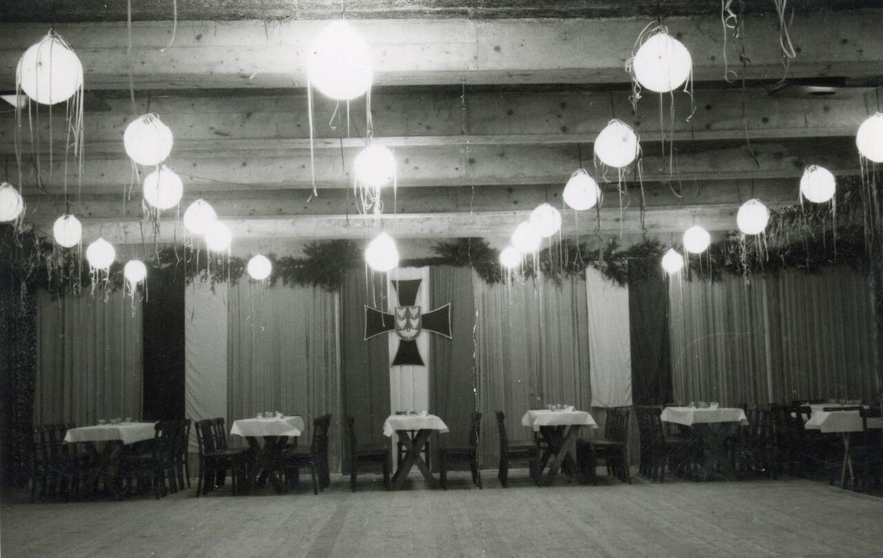 Kameradschaftsball mit geschmückter Unterkirche